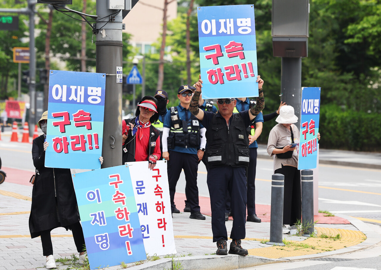 법원 이화영에 징역 9년 6개월 선고…“쌍방울이 北에 보낸 달러 이재명 방북 사례금”