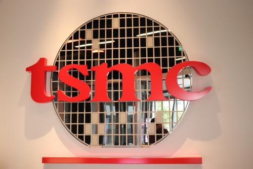 "TMSC, 인텔 인수 검토" 트럼프 폭탄 선언에… 삼성전자도 긴장