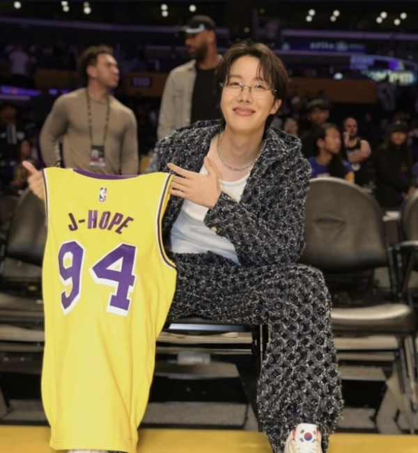 제이홉, NBA LA 레이커스 경기 관람하며 루카 돈치치와 만나 농구화 선물받아